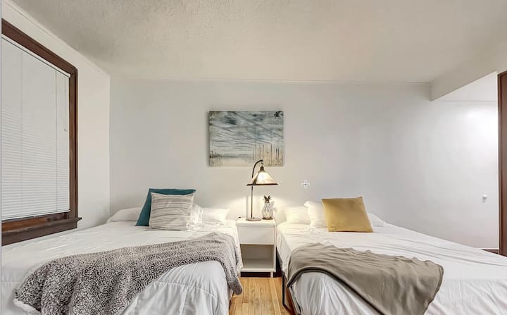 Studio Sleeps 4 - Next To 3 Breweries! - Des Moines, IA