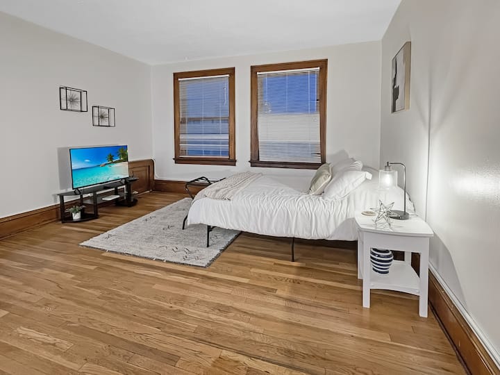 Quiet Studio On Grand - Heart Of Downtown! - Des Moines, IA