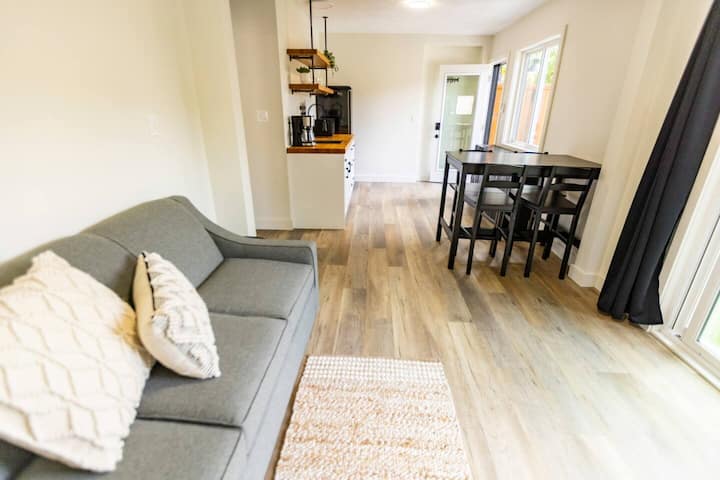 Beautiful & Spacious Suite At Riverside Motel - Lake Cowichan