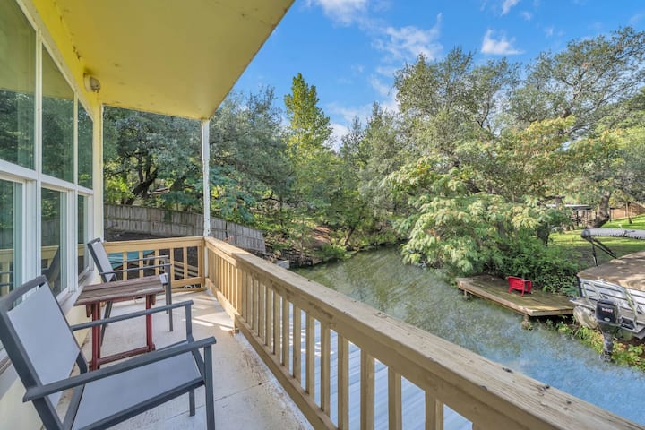 The Bird Nest- Bunkhouse, Sports Court, & Kayaks - Kingsland, TX