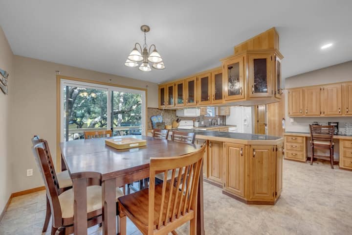 The Bird Nest- Bunkhouse, Sports Court, & Kayaks - Kingsland, TX