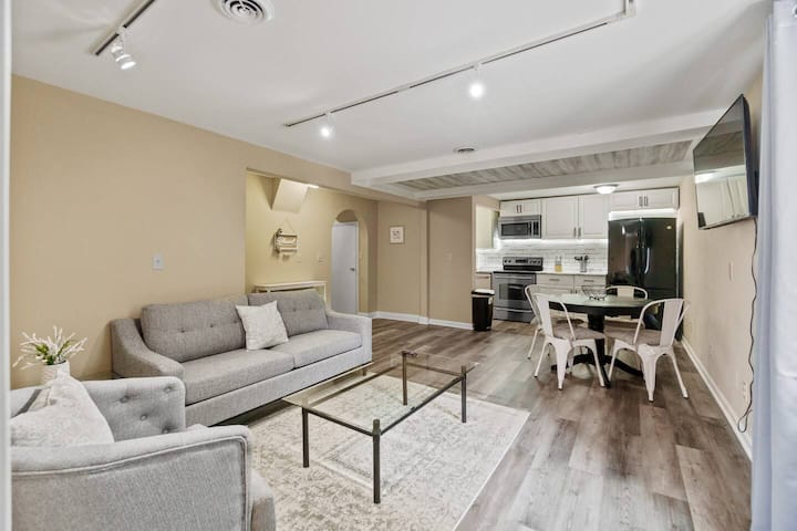 Historic Mansion Apt 3 In Downtown - Free Parking! - Fort Wayne, IN