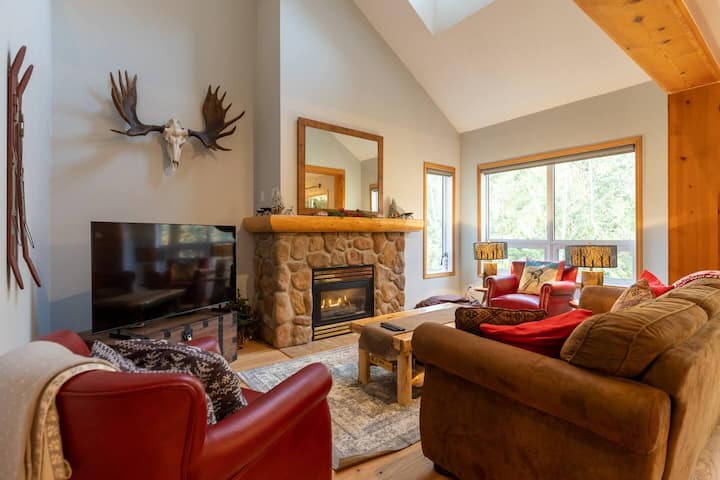 Beautiful 3 Bedroom L Sleeps 6 Adults L Hot Tub - Fernie