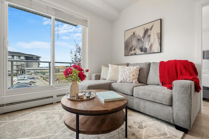Stylish & Sleek Condo | 24/7 Gym | Free Parking - Calgary