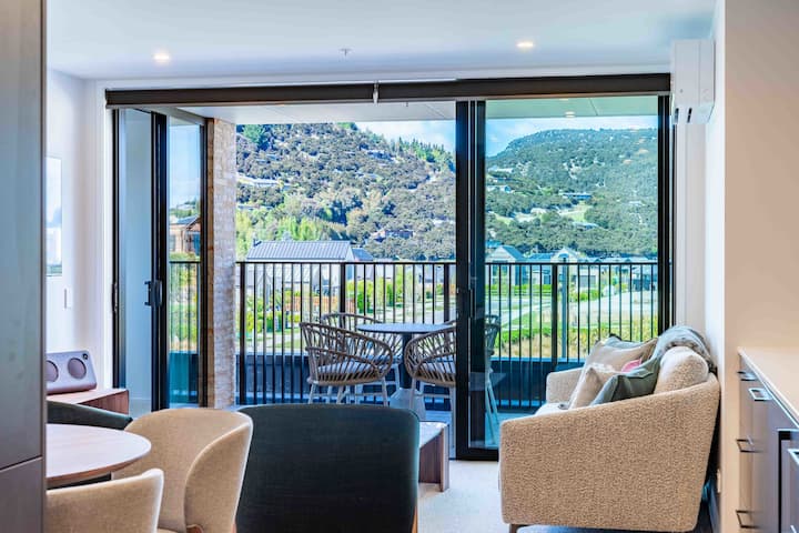 Majestic Mountain-view Retreat - Wanaka