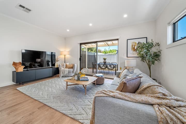 Urban Luxe—a Contemporary City-edge Haven - Adelaide