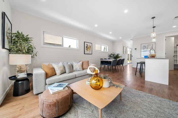 Urban Luxe—a Contemporary City-edge Haven - Adelaide