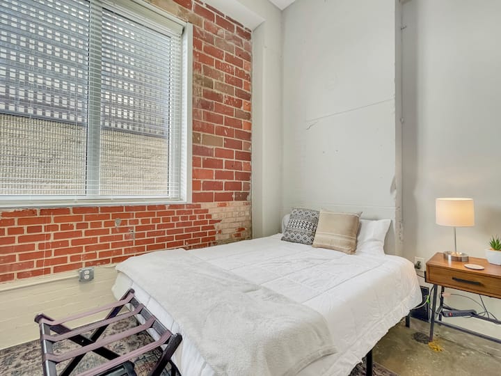 Stunning Downtown Studio With Rooftop Patio - Des Moines, IA