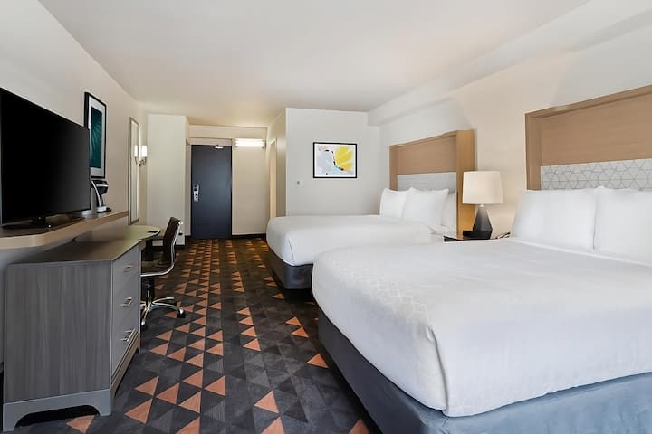 Close To Universal Studios! Pool, Shuttle Service! - Orlando, FL