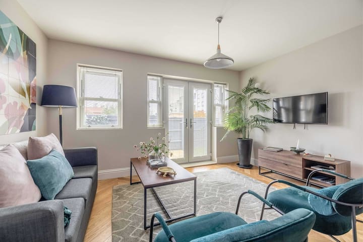 Modern 2 Bed Oasis -Parking & Garden - By Tempstay - Windsor, UK