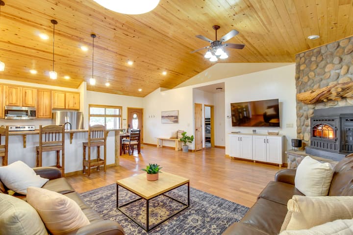 1-acre Fenced Yard: Pet-friendly Show Low Cabin! - Show Low, AZ