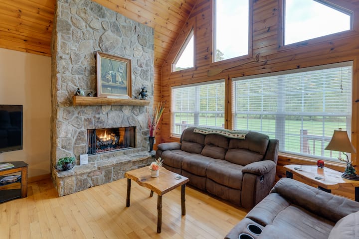 Hiawassee Riverfront Cabin: 7 Mi To Lake Chatuge! - Hiawassee, GA