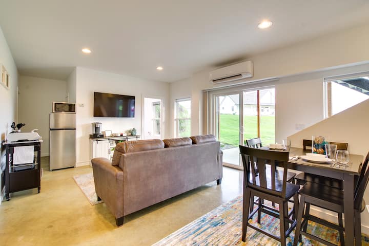 Chic & Modern Snohomish Hideaway On A Working Farm - Snohomish, WA