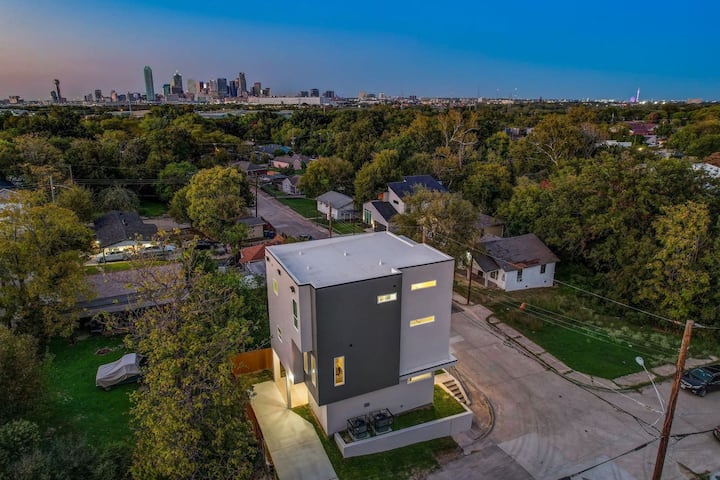 Dallas Skyline Views | Modern 3br Near Downtown - Dallas, TX