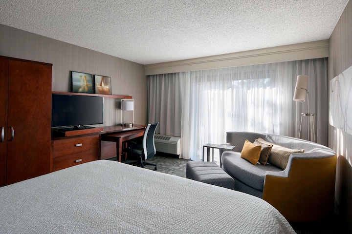 Excellent Choice! Spacious Unit, Outdoor Pool! - Compton, CA