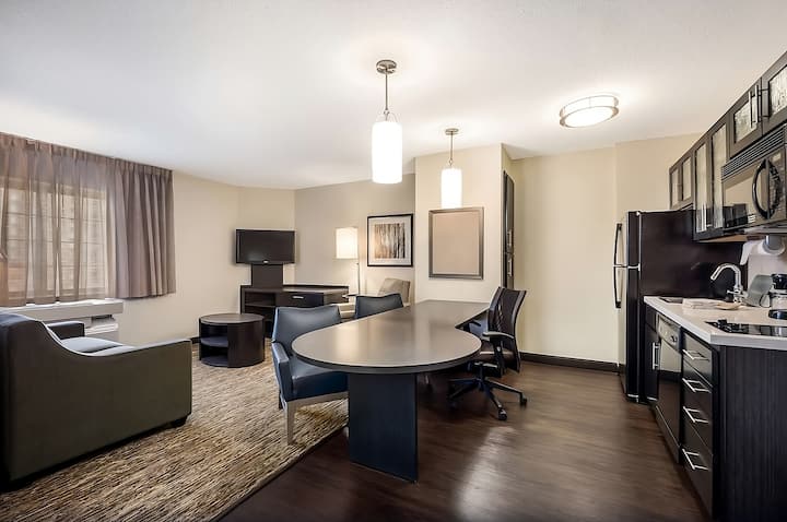 2 Rooms In Downtown Columbus W/ Kitchen & Parking - Columbus, OH