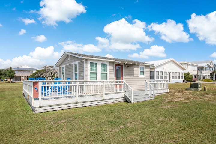 Charming Bungalow Only One Block From The Beach - Oak Island, NC