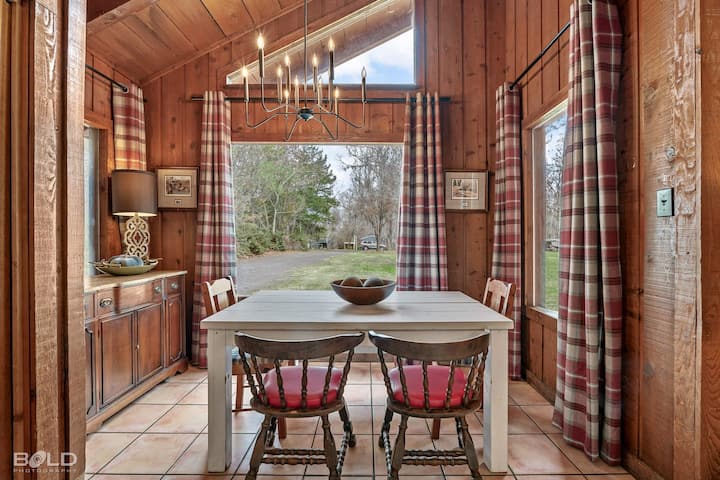 Cedar Wood Lodge /Entire Home, W/ Canoes & Kayaks - Caddo lake