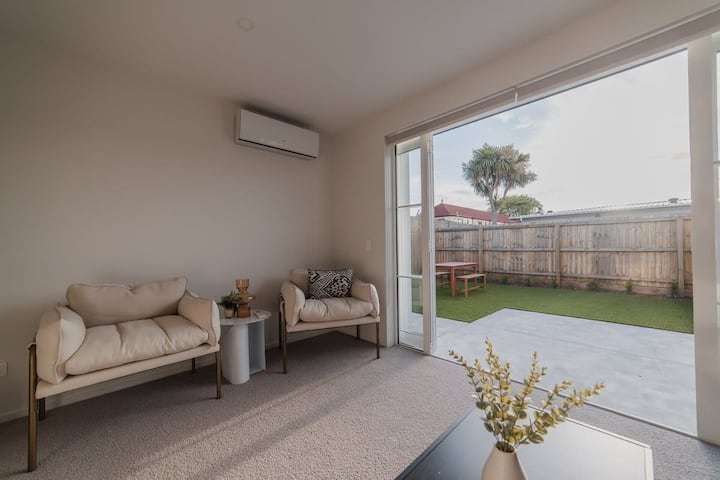 Garden View 2-bedroom Getaway In Christchurch - Christchurch
