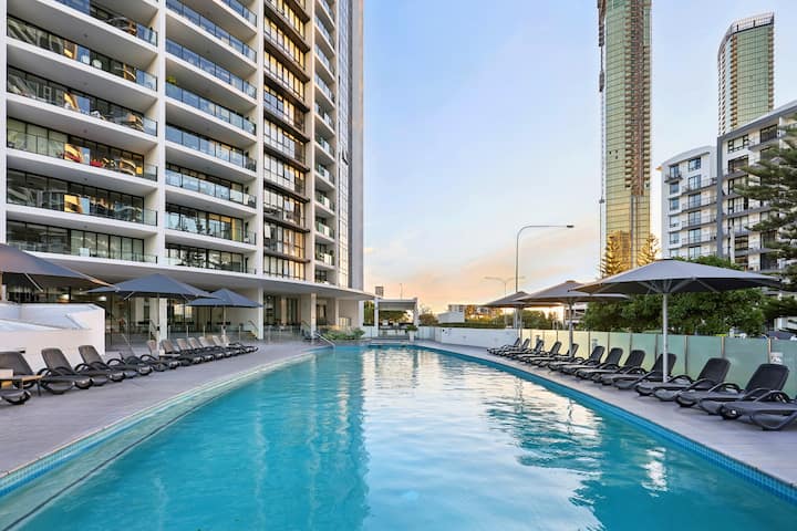 Ocean View 3-bed With Gym, Pool, Sauna & Parking - Broadbeach