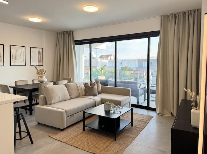 Phaedrus Living: White Hills Suites City View - Girne