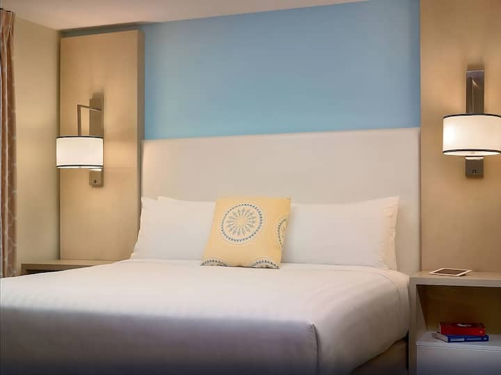 Unwind In Spacious, Pet-friendly Suites, Pool! - Schaumburg, IL