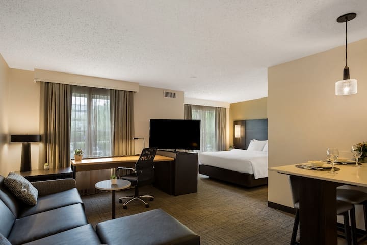 Pet-friendly Suite With Breakfast, Pool Onsite! - Morristown, NJ