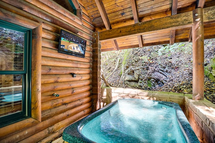 Fun-filled Cabin W/ Pool Table & Jacuzzi - Gatlinburg, TN