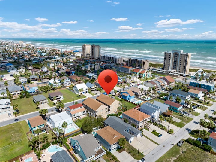Chic Condo W/ Pool, 1/2 Block To Beach! - South Padre Island, TX