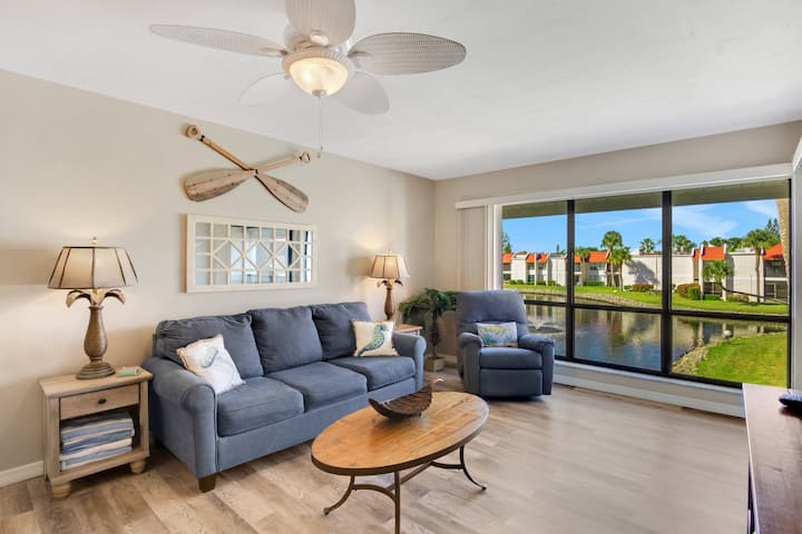 Charming Beach Condo, Water Views & Top Amenities - Bradenton Beach