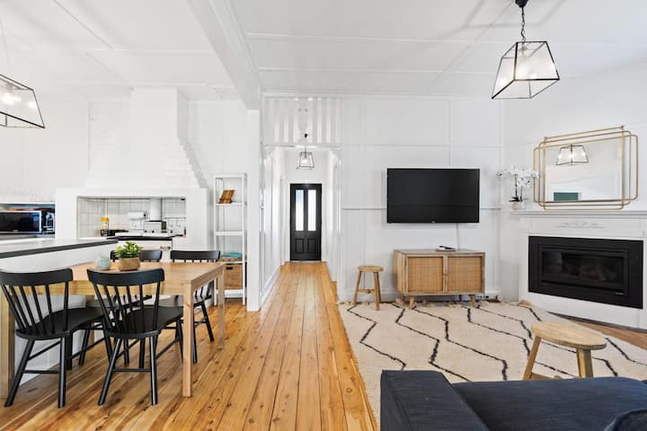 Johnno's Cottage - Prime Location - Sleeps 4 - Orange