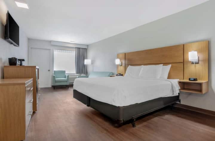 Guest Room With King Bed - Panama City Beach, FL