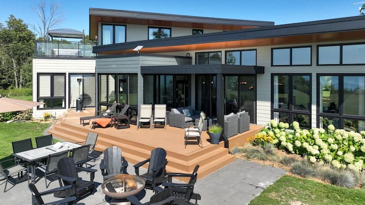 Tranquil Oasis, 3 King Beds, Hot Tub, Games Rooms - Goderich