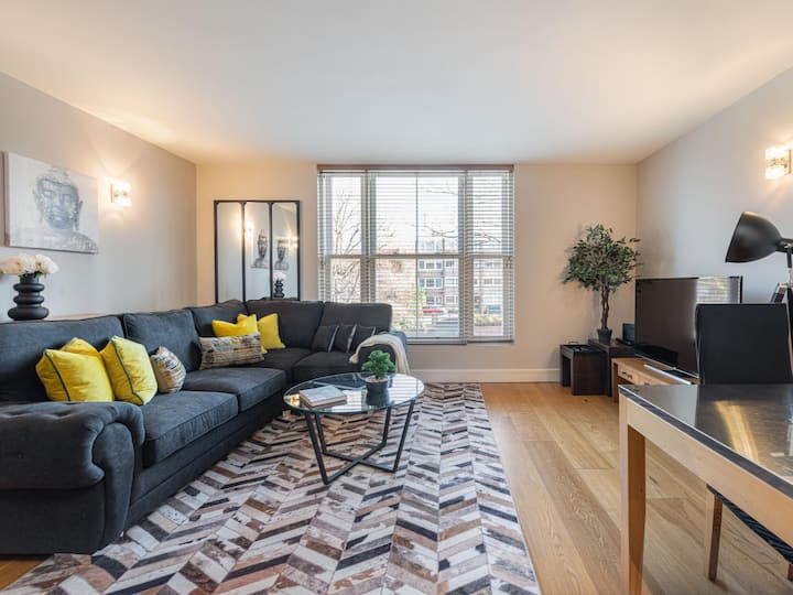 New Modern Spacious Boutique Pad. - London