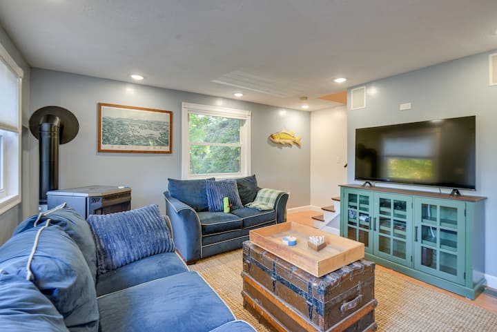 Gilford Getaway W/ Mountain Views & Fire Pit! - Gilford, NH