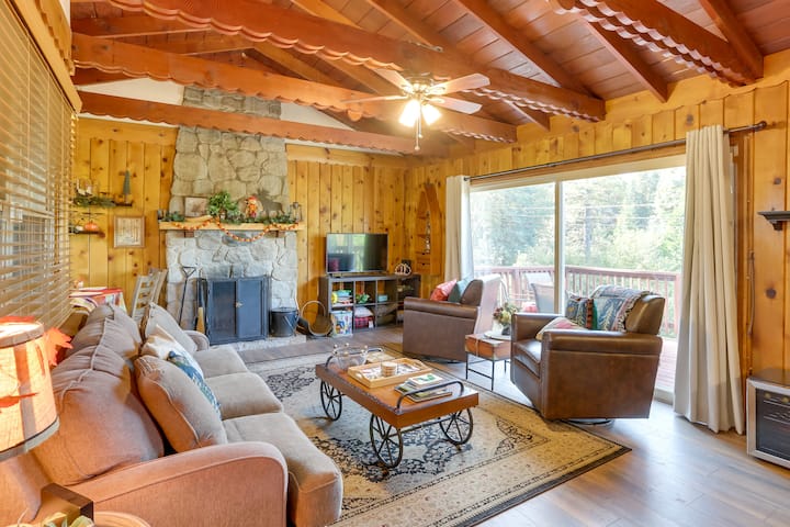 Crestline Cabin: Close To Lake Arrowhead & Skiing - Lake Gregory Regional Park, CA