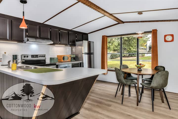 Groovy Guest House - Black Mountain, NC