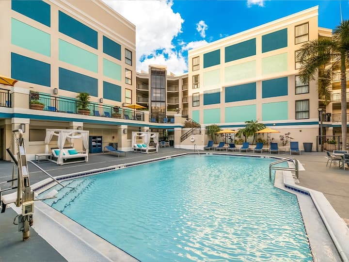 Excellent Location! Pet-friendly, W/ Outdoor Pool - Orlando, FL