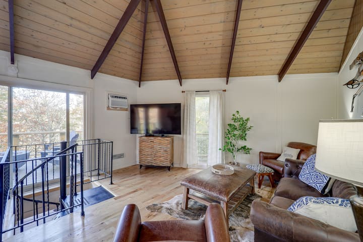 Beech Mountain Cabin W/ Hot Tub: 1 Mi To Slopes! - Beech Mountain, NC