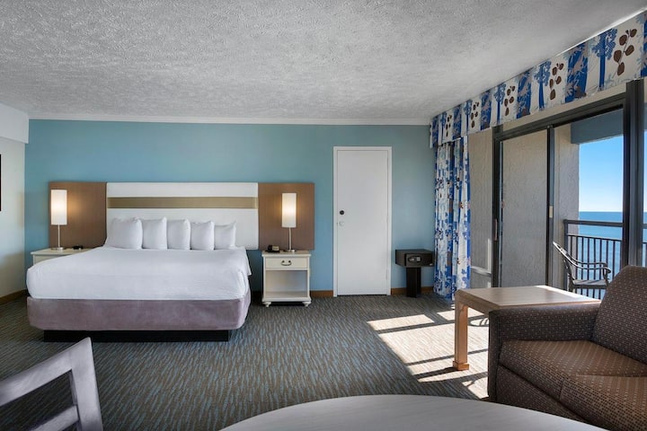 Unwind In Our Oceanfront King Parlor Oasis - Myrtle Beach, SC