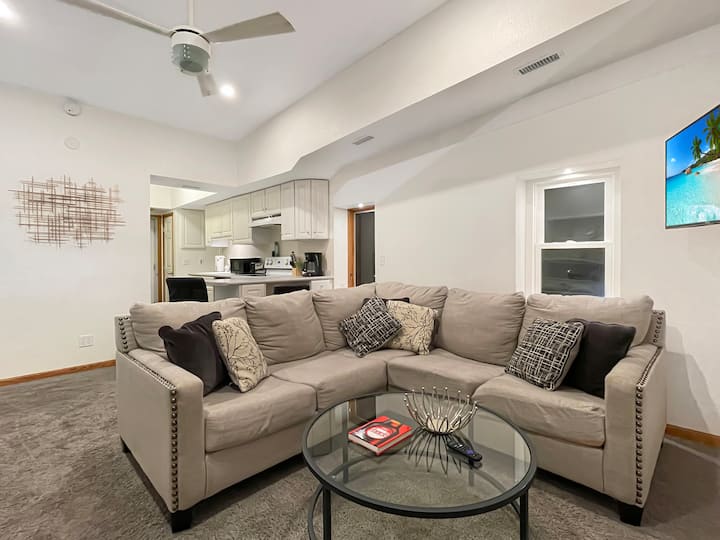 Spacious Jacuzzi Loft & Free Parking Near Icubs - 디모인