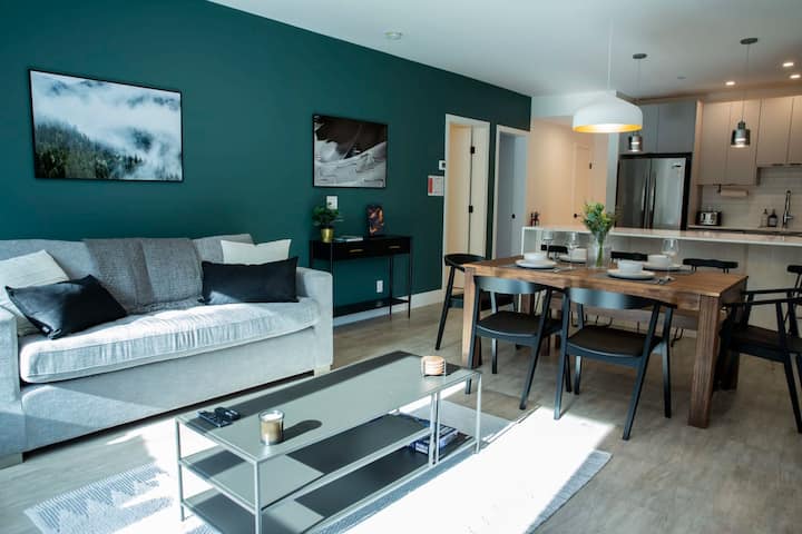 Ski & Tee Retreat - Bright Three Bedroom + Hot Tub - Revelstoke