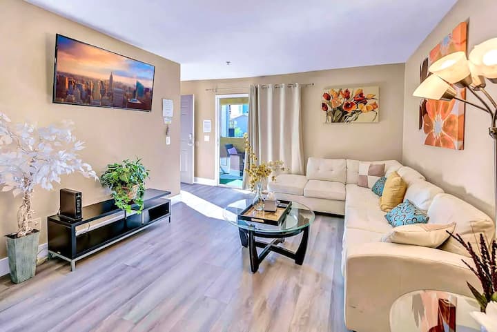 Lux 2br/2ba Condo Near Strip W/pool, Gym, Laundry - 拉斯維加斯, NV