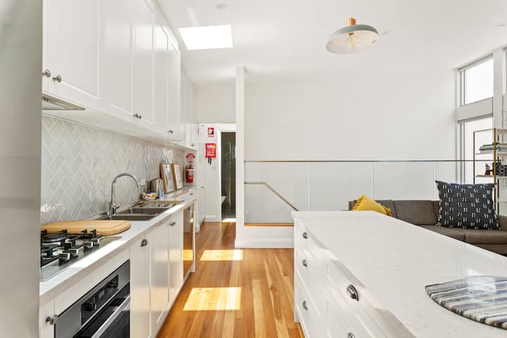 Randwick Retreat: King Bed Haven - Coogee