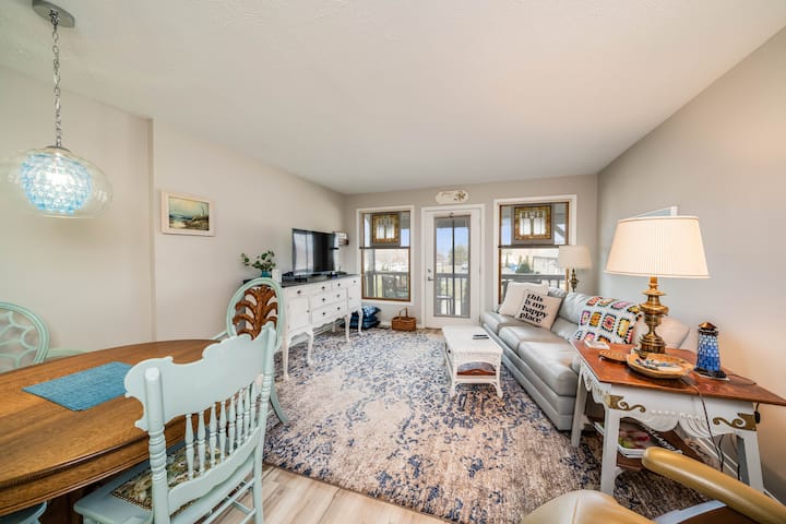 Cozy Renovated Condo - Walk To Town & Beach! - South Haven, MI