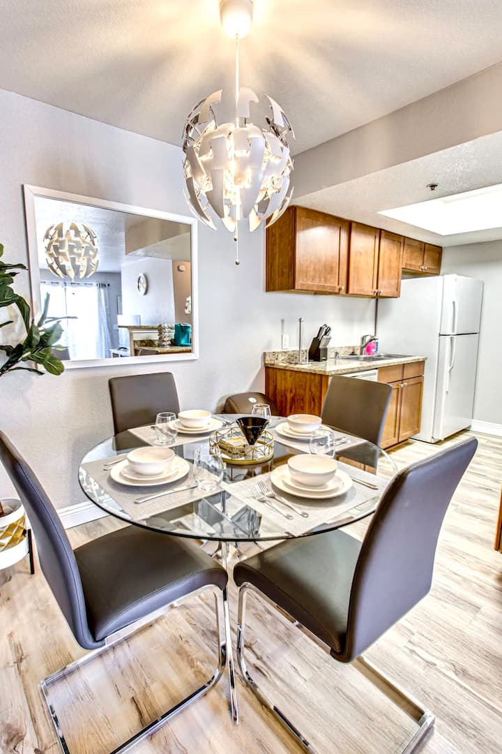 Lux 2br/2ba Condo Near Strip W/pool, Gym, Laundry - Las Vegas, NV