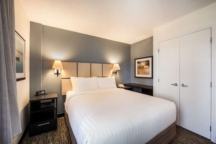 4 Spacious Units! Full Kitchen, Pets Allowed - Albuquerque, NM