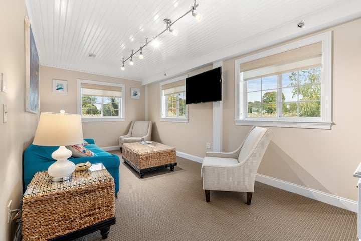 Beautiful Living Room | King | Close To Downtown - Salisbury, MA