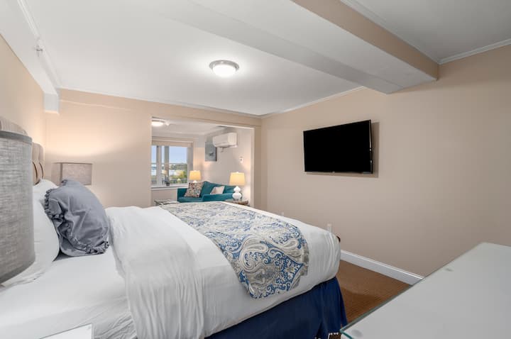 Beautiful Views | 2nd Floor Deck | Waterview Suite - Salisbury, MA