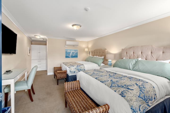 Elegant Getaway | Double Queen | Walk To Downtown - South Hampton, NH